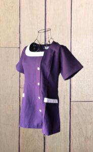 Delantal morado abotonado - Delantales Profesoras | Venta de textiles