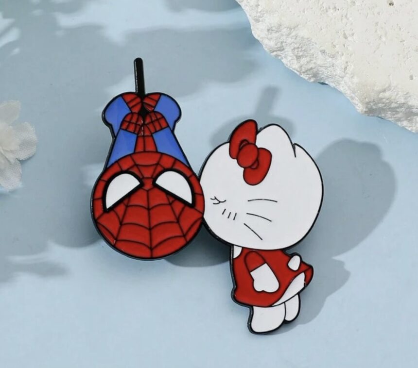 Pin Spider Hello Kitty - Delantales Profesoras | Venta de textiles